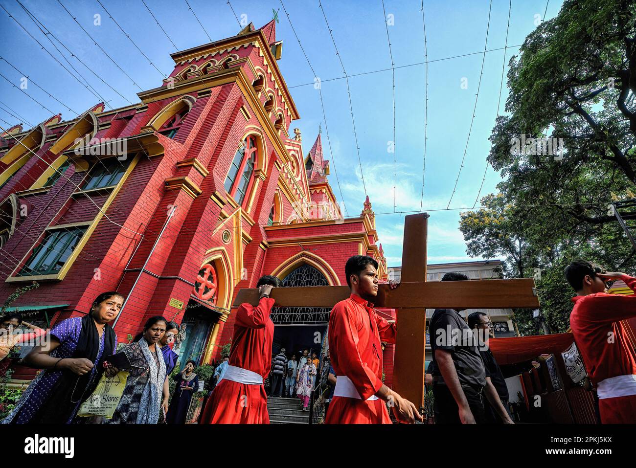 Kolkata, India. 07th Apr, 2023. Devotees carry a cross as they take part in the Good Friday ...