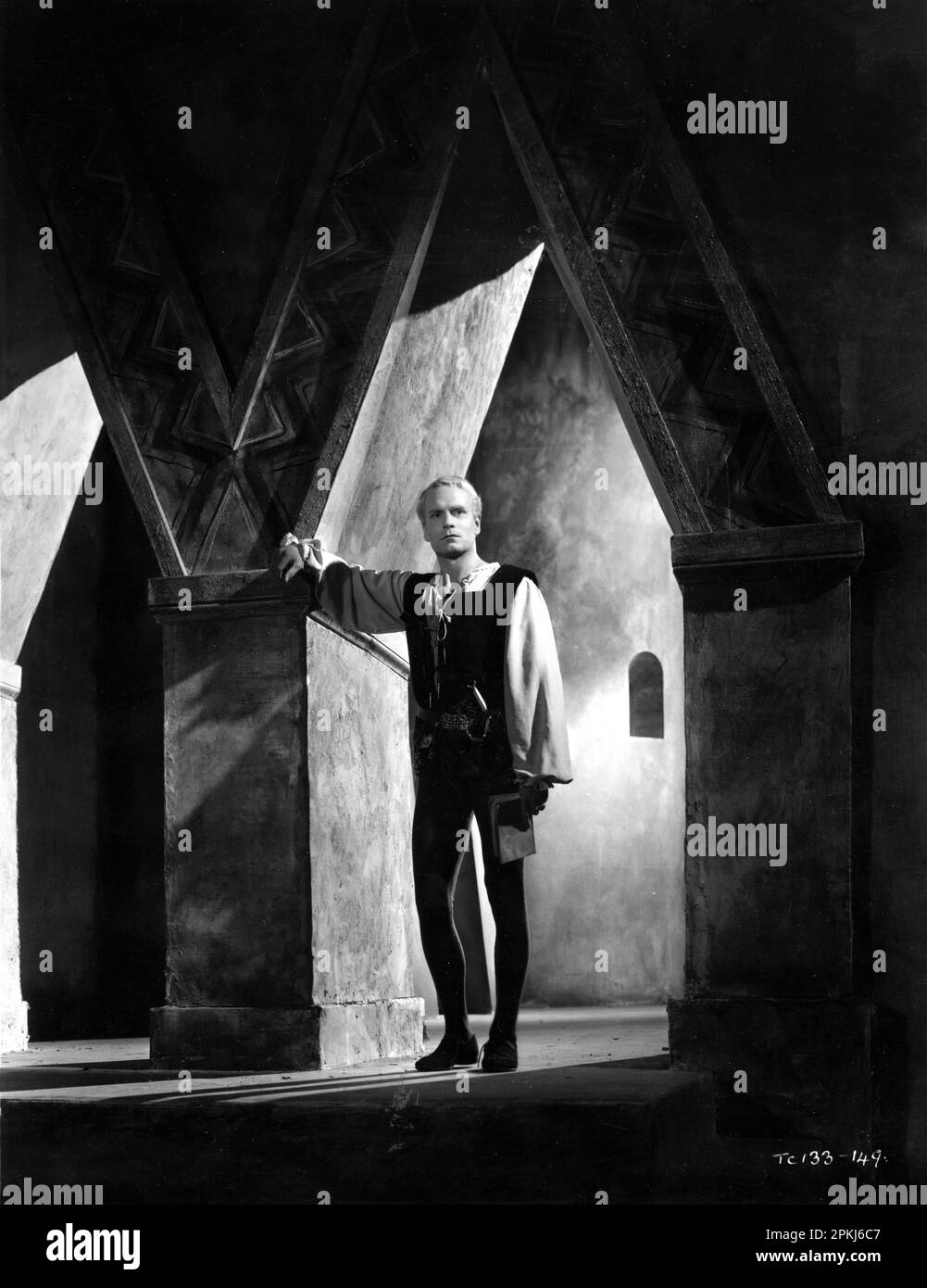 LAURENCE OLIVIER in HAMLET 1948 director LAURENCE OLIVIER play William ...