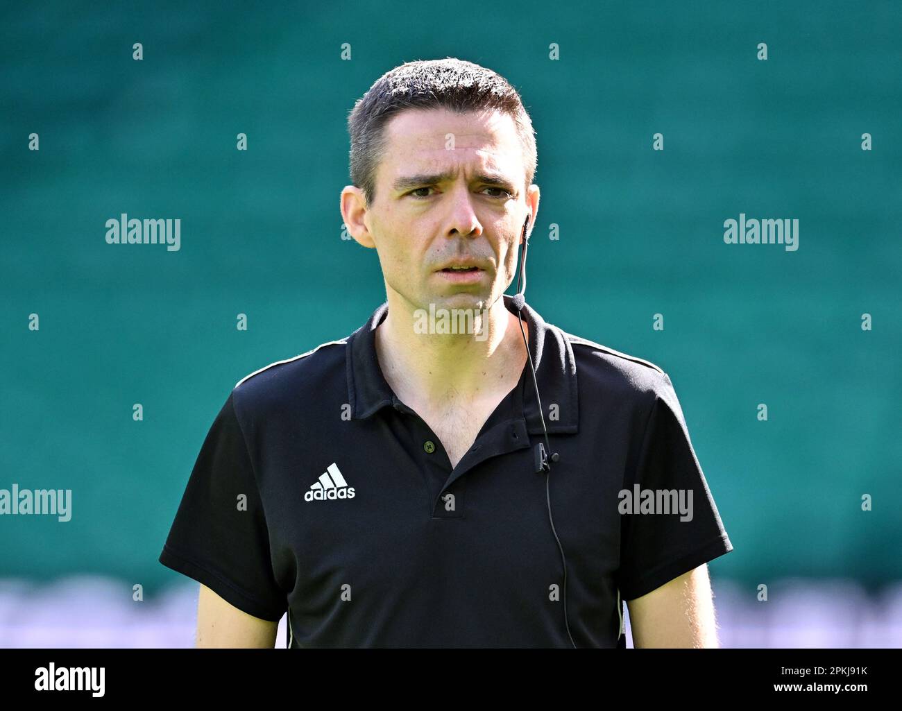 Kevin clancy referee hi-res stock photography and images - Alamy