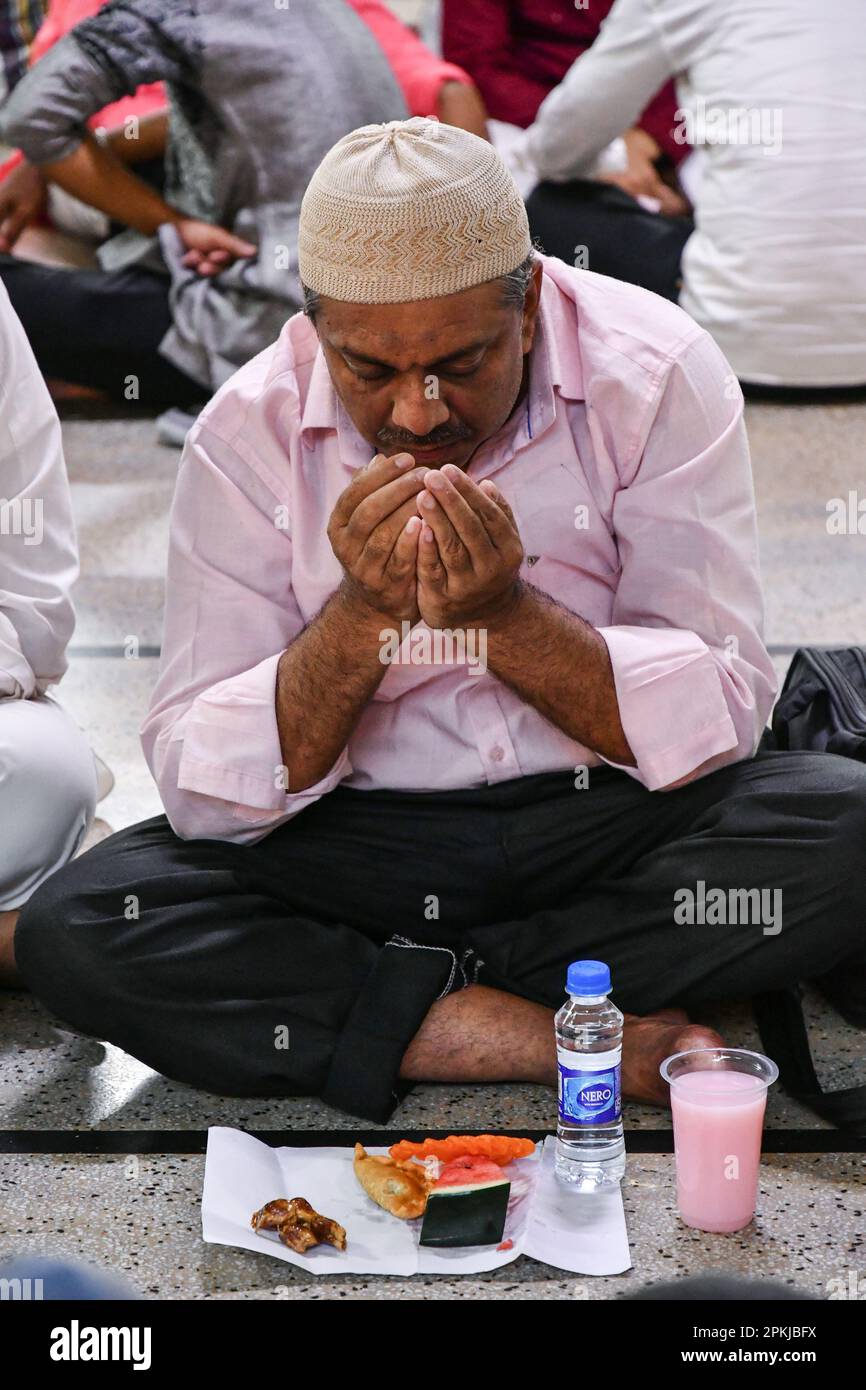 Breaking fast ramadan india hi-res stock photography and images - Alamy
