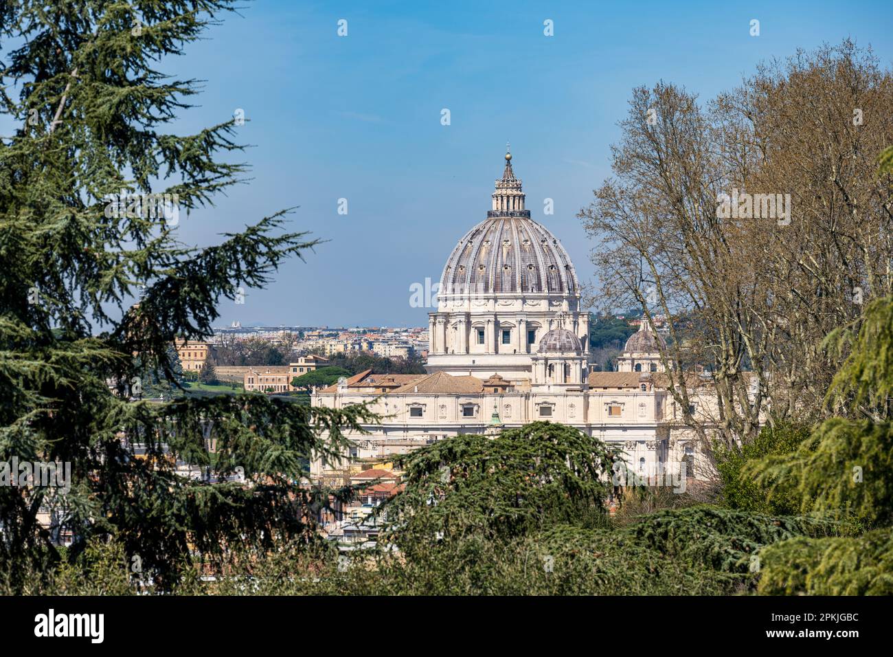 Rom, Italien, Apr. 2023, die Kuppel des Petersdoms aus der Sicht von ...