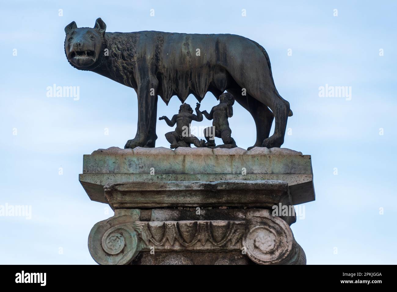Rom, Italien, Apr. 2023 Skulptur der Capitolinischen Wölfin und ...