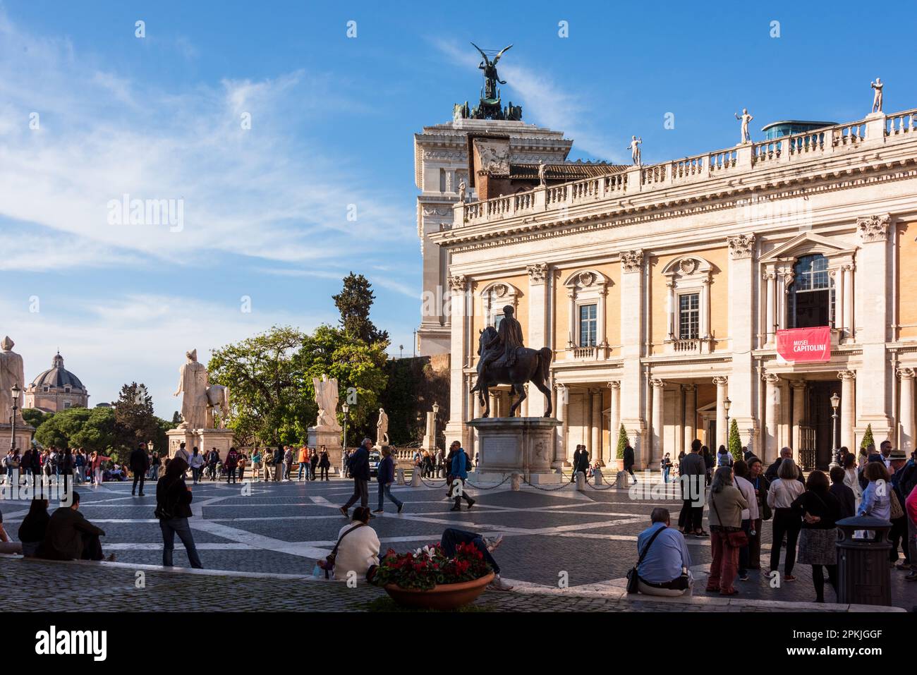 Rom, Italien, Apr. 2023 Touristen auf dem Capitolshügel mit dem Rathaus ...