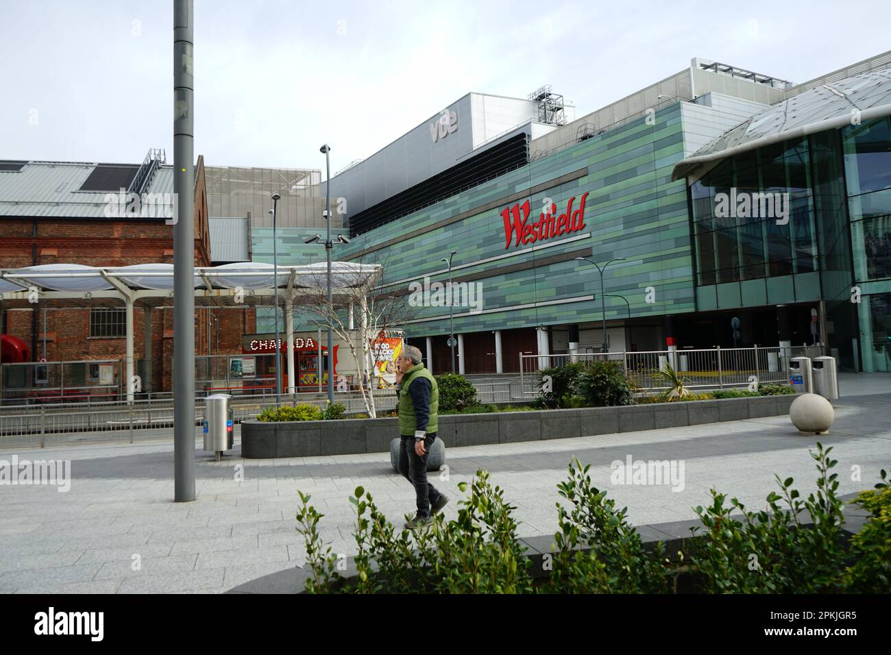 Walkway to westfield shopping center hi-res stock photography and ...