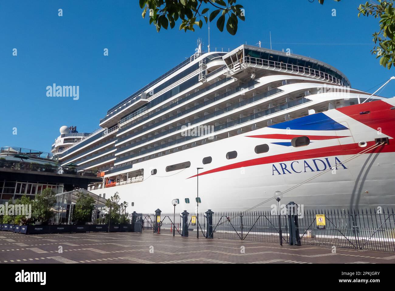 The P & O cruise ship 'Arcadia' in Sydney Harbour Stock Photo - Alamy