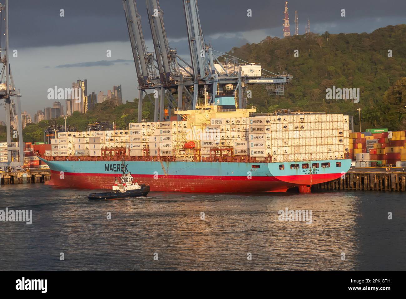 Transiting the Panama Canal: the container ship 'Lica Maersk' Stock ...