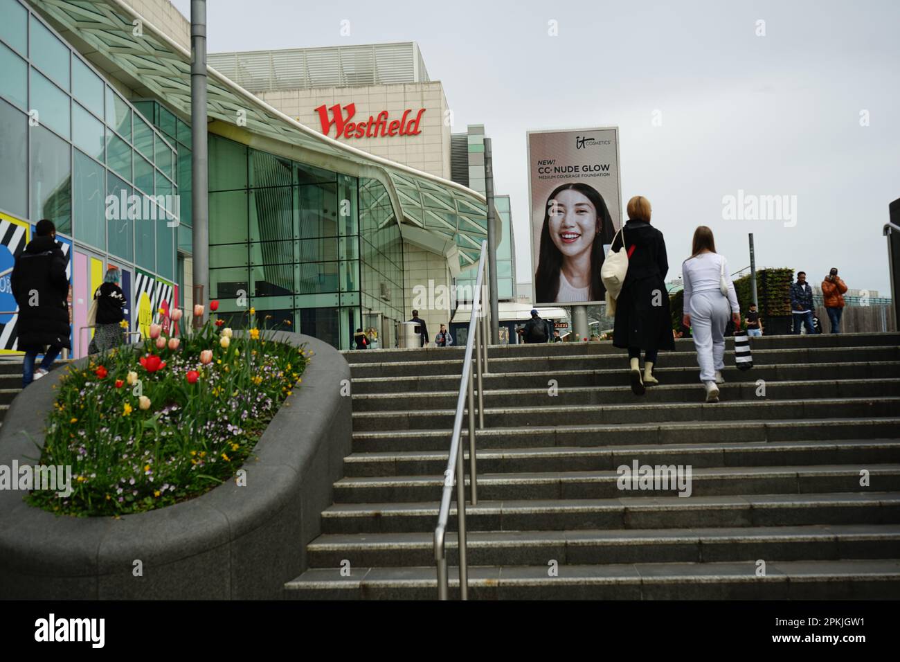 Walkway to westfield shopping center hi-res stock photography and ...