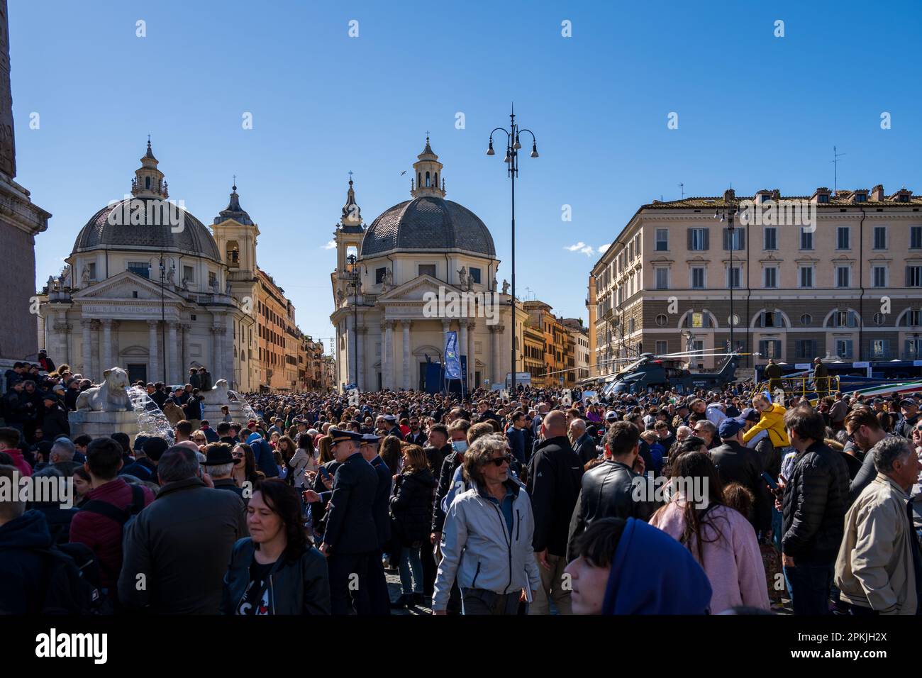 Rom, Italien, Apr. 2023 Menschenmassen auf der Piazza del Popolo zum ...