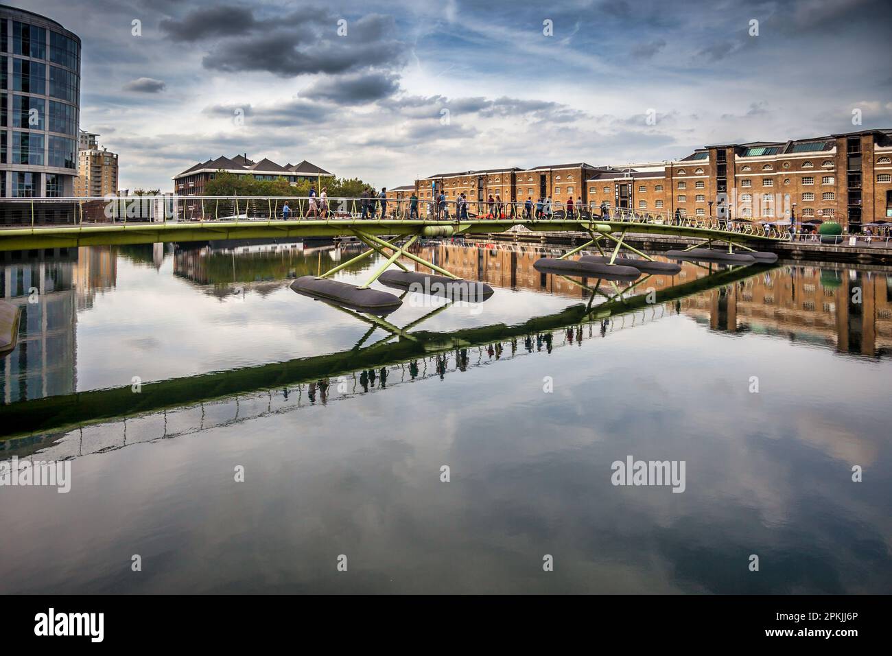 Docklands footbridge hi-res stock photography and images - Alamy