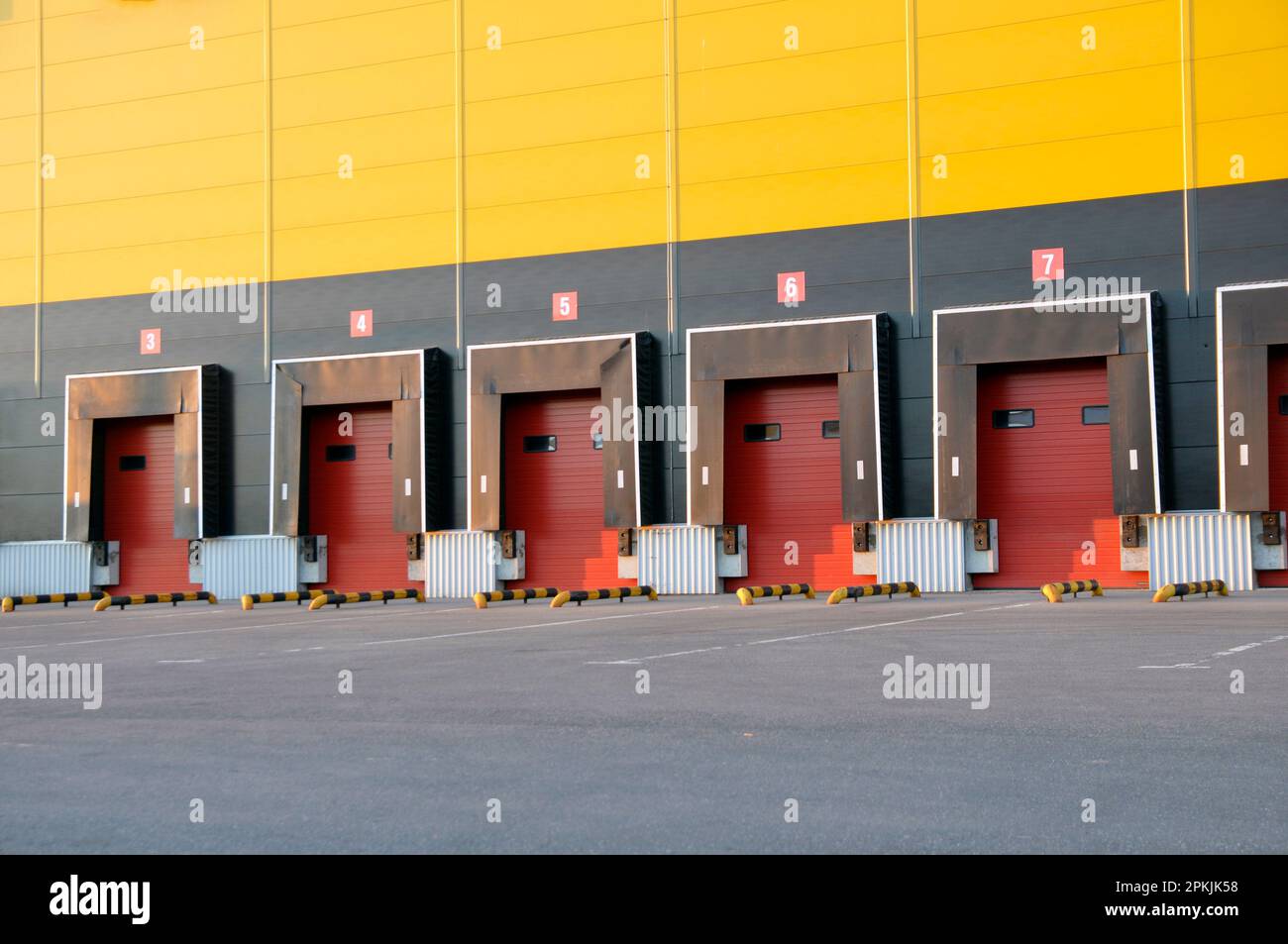 A number of loading docks. Modern warehouse building Stock Photo - Alamy