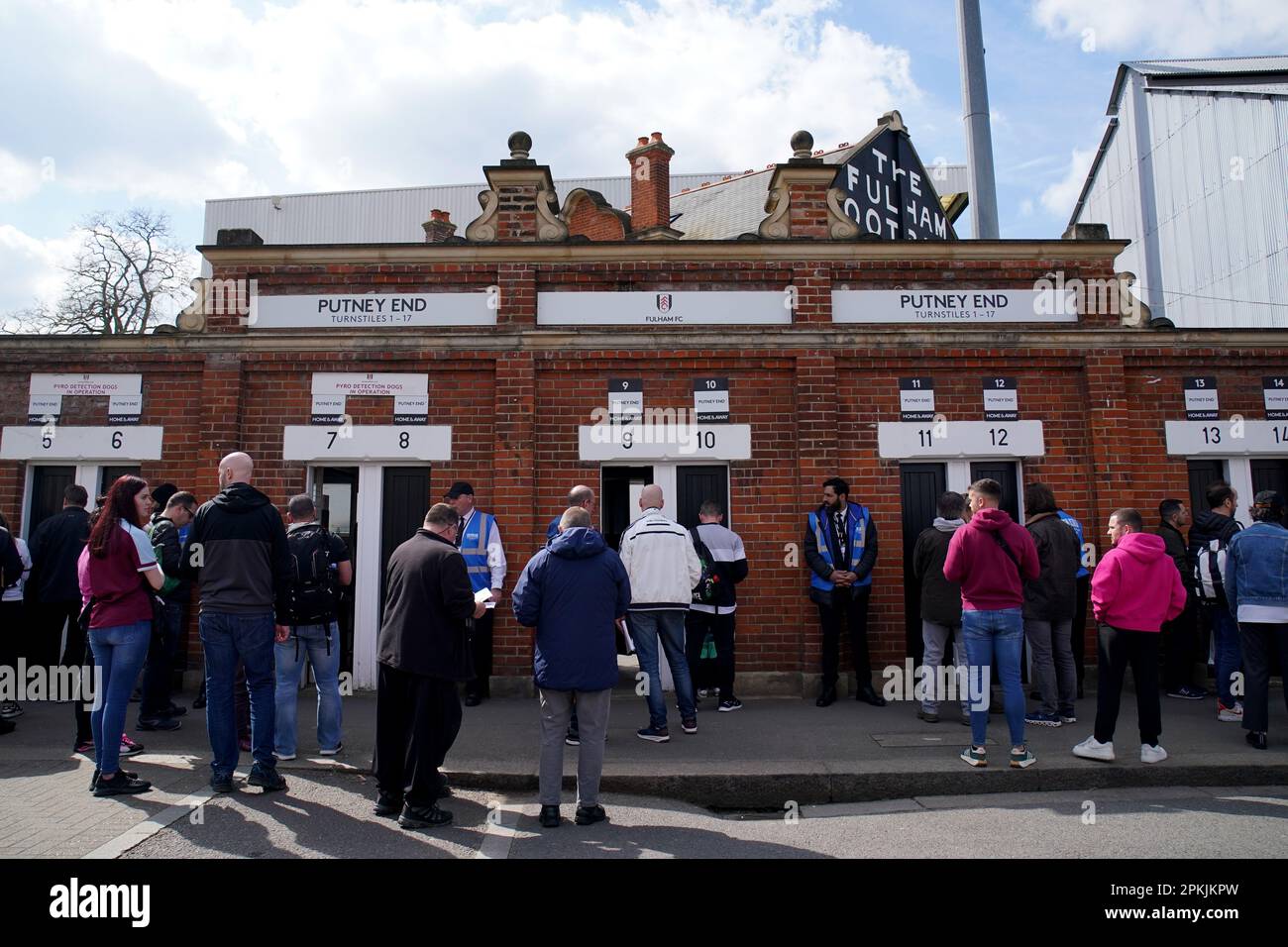 Fans queue outside football ground hi-res stock photography and images ...