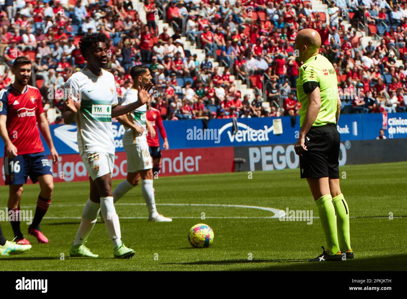 Referee pablo gonzalez fuertes hi-res stock photography and images - Alamy