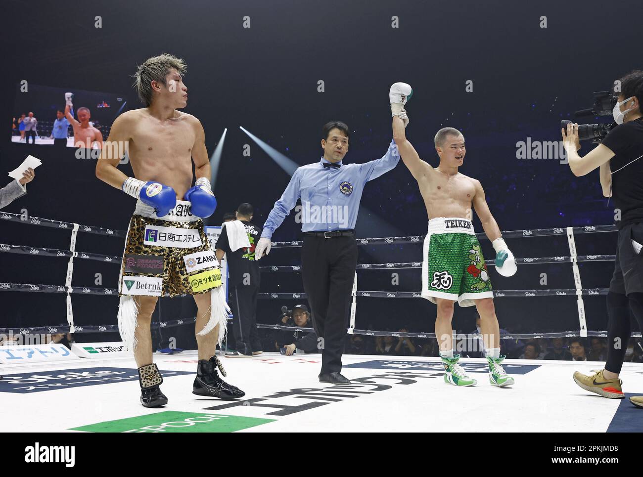 Tenshin Nasukawa (R) celebrates after beating Yuki Yonaha in a super ...