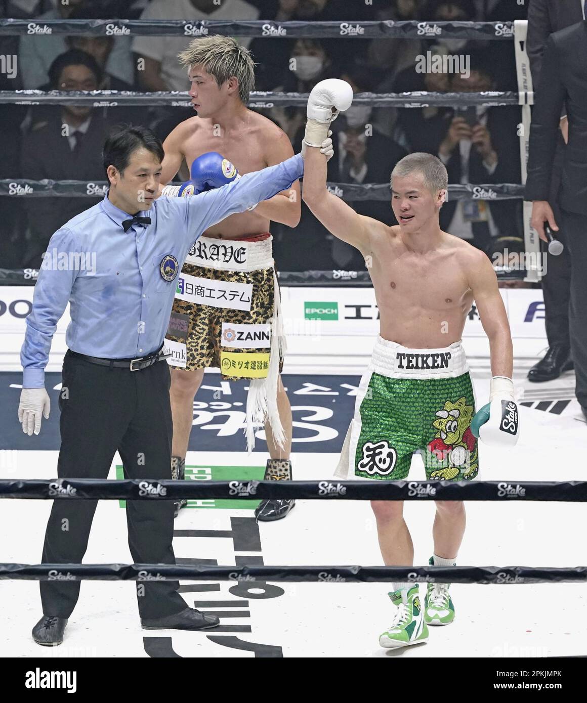Tenshin Nasukawa (R) celebrates after beating Yuki Yonaha in a super ...