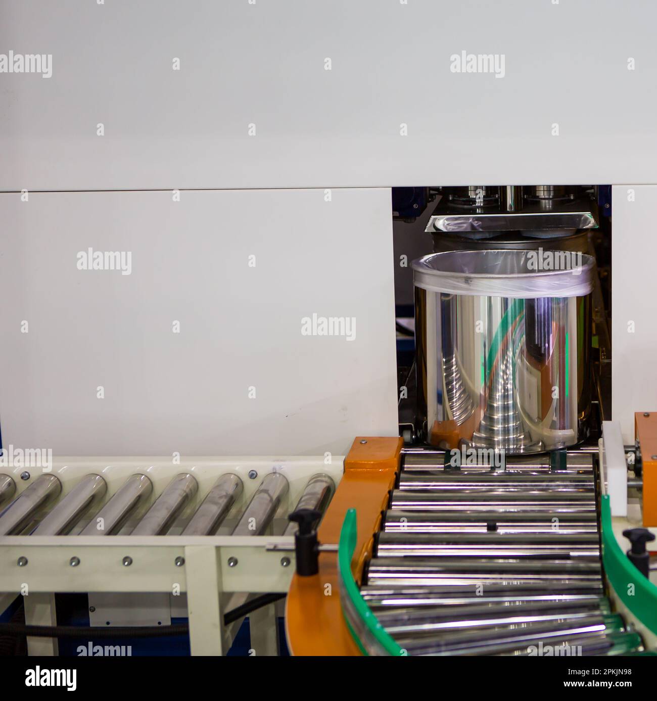 Liquid filling in tin metal containers on conveyor Stock Photo - Alamy