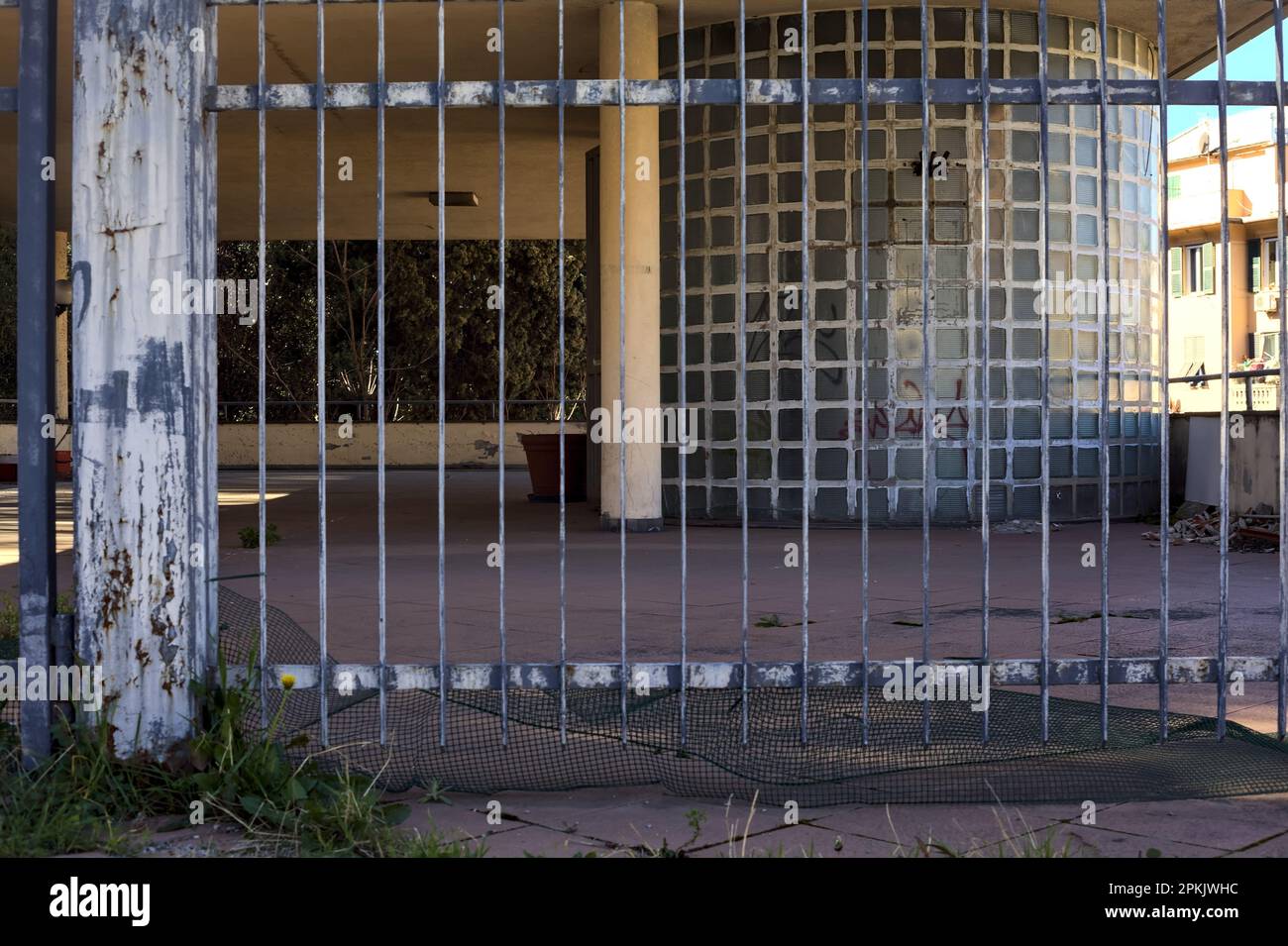 Grate and entrance to an abandoned building in an italian city Stock ...