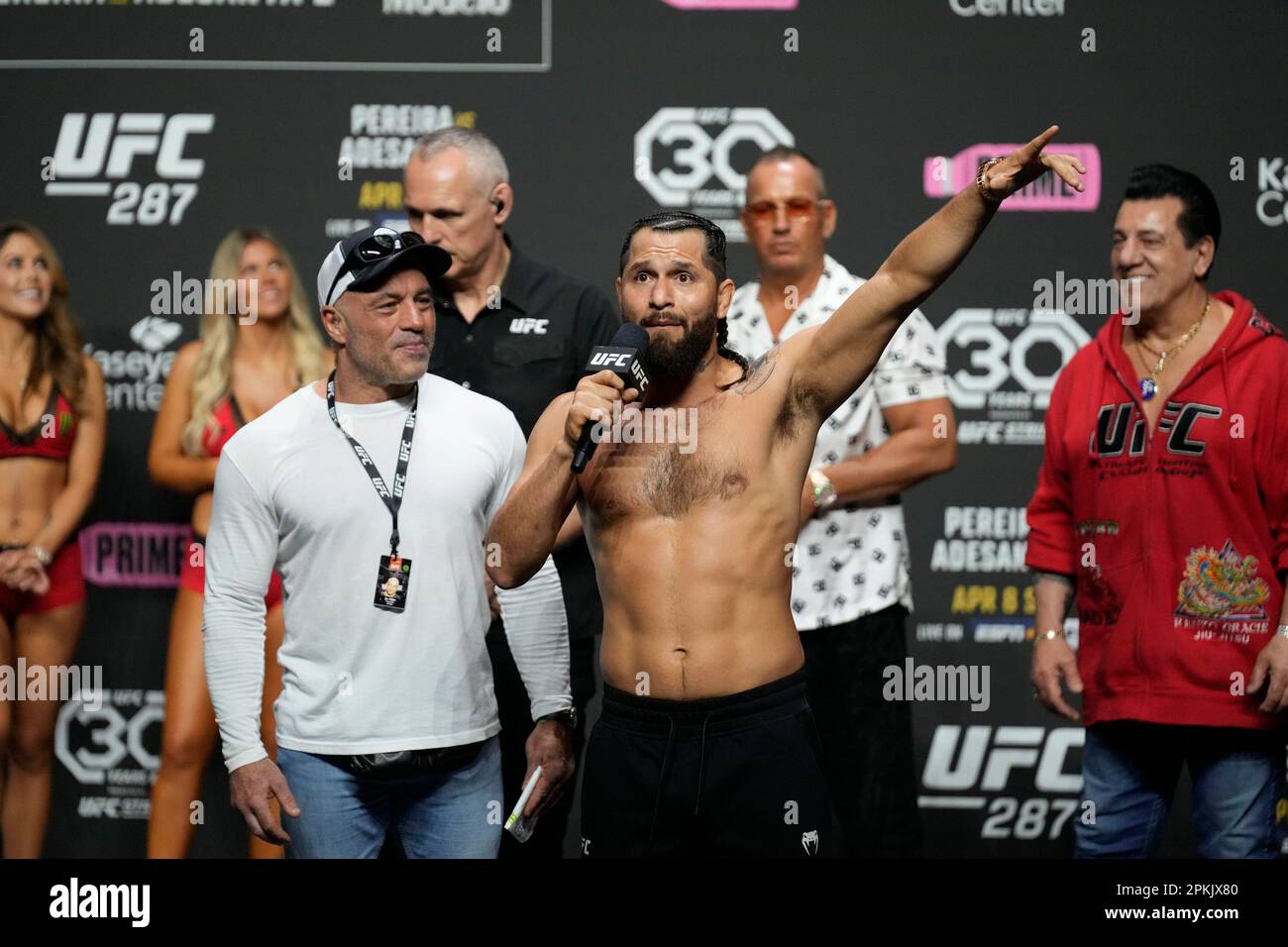 Miami, USA. 07th Apr, 2023. MIAMI, FLORIDA -April 7: (L-R) Joe Rogan ...
