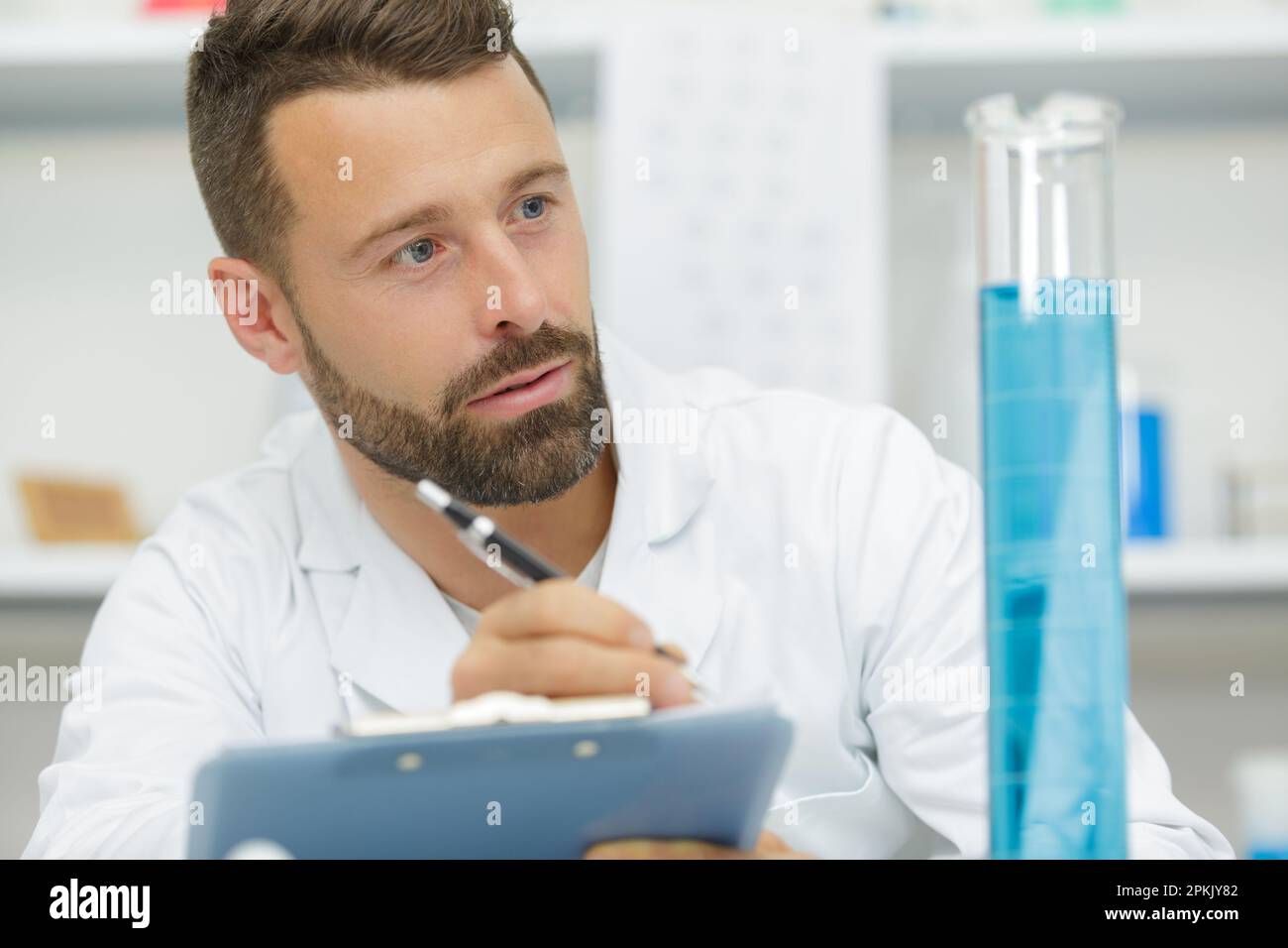 Talking notes hi-res stock photography and images - Alamy