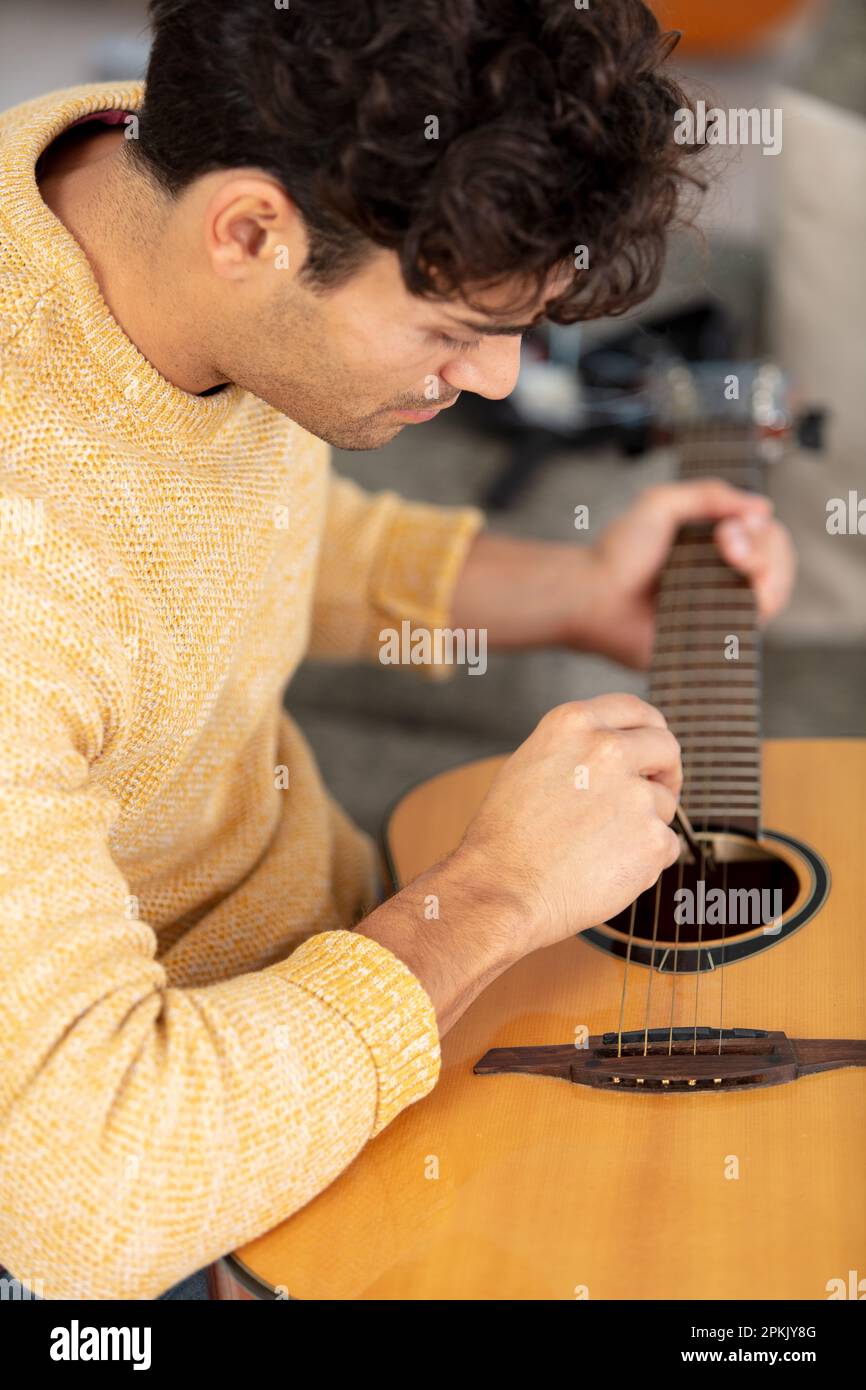 Changing strings on guitar hi-res stock photography and images - Alamy