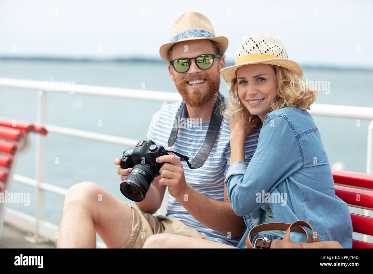 couple watching photos on professional camera Stock Photo - Alamy