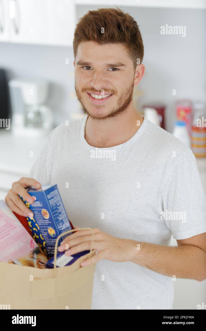 Bringing groceries home hi-res stock photography and images - Alamy