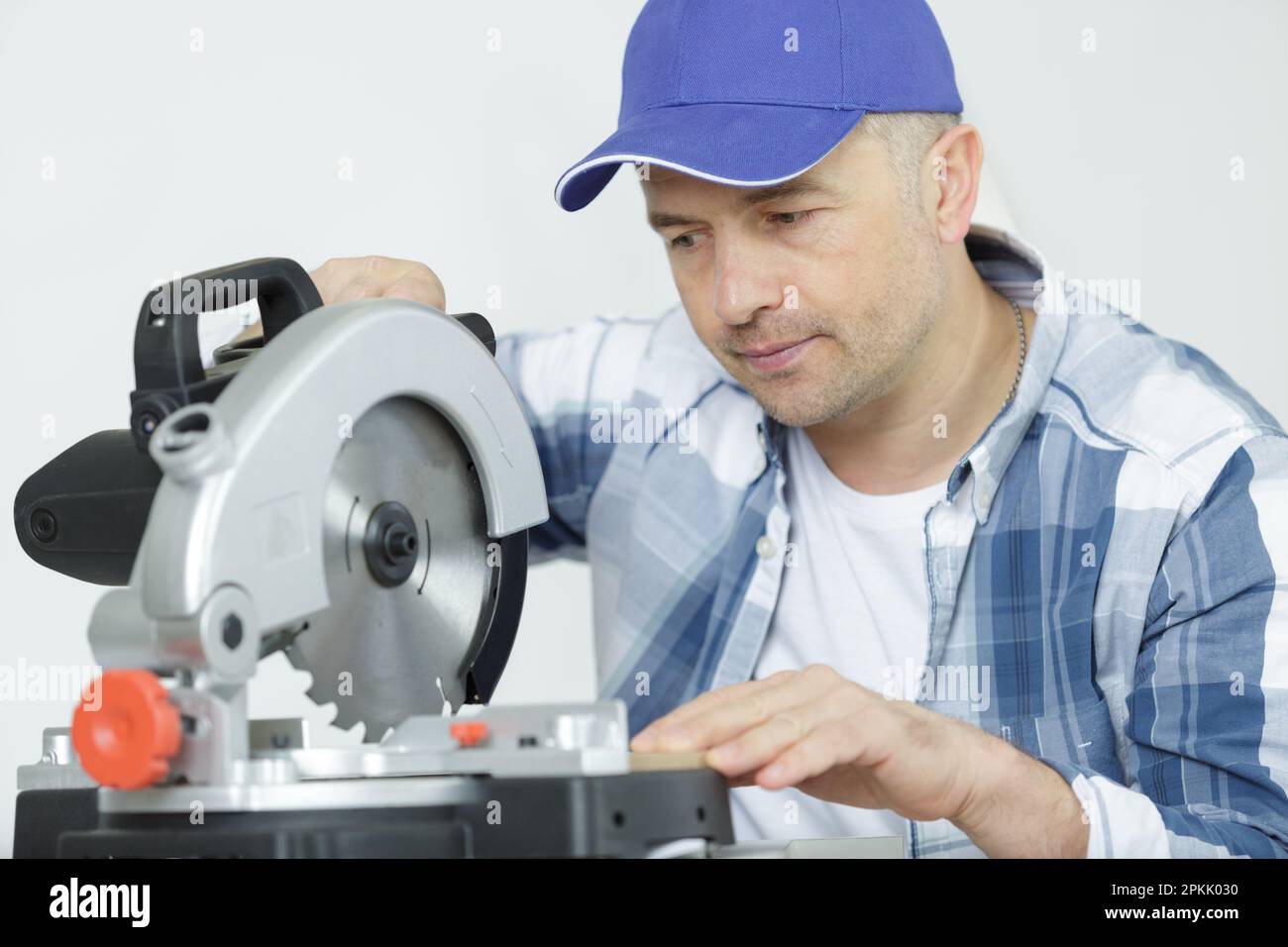 carpenter using circular saw in his workshop Stock Photo - Alamy