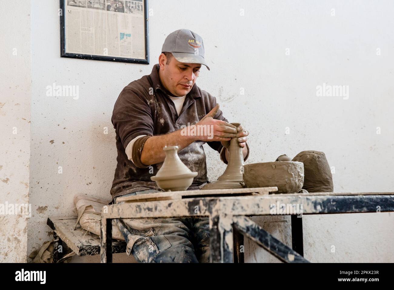 A man creates handmade pottery in Fez Medina Morocco Stock Photo - Alamy