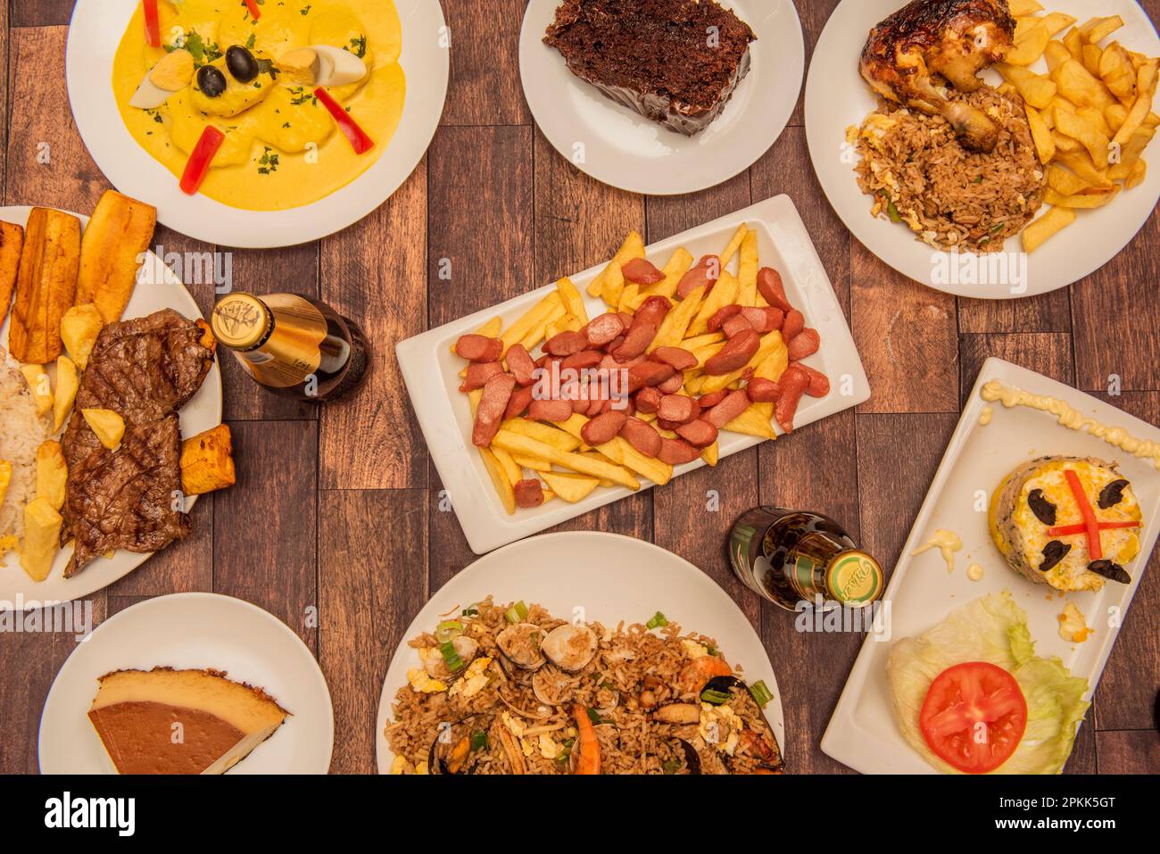 Conjunto de platos de comida peruana con salchipapas, causa lima, arroz ...