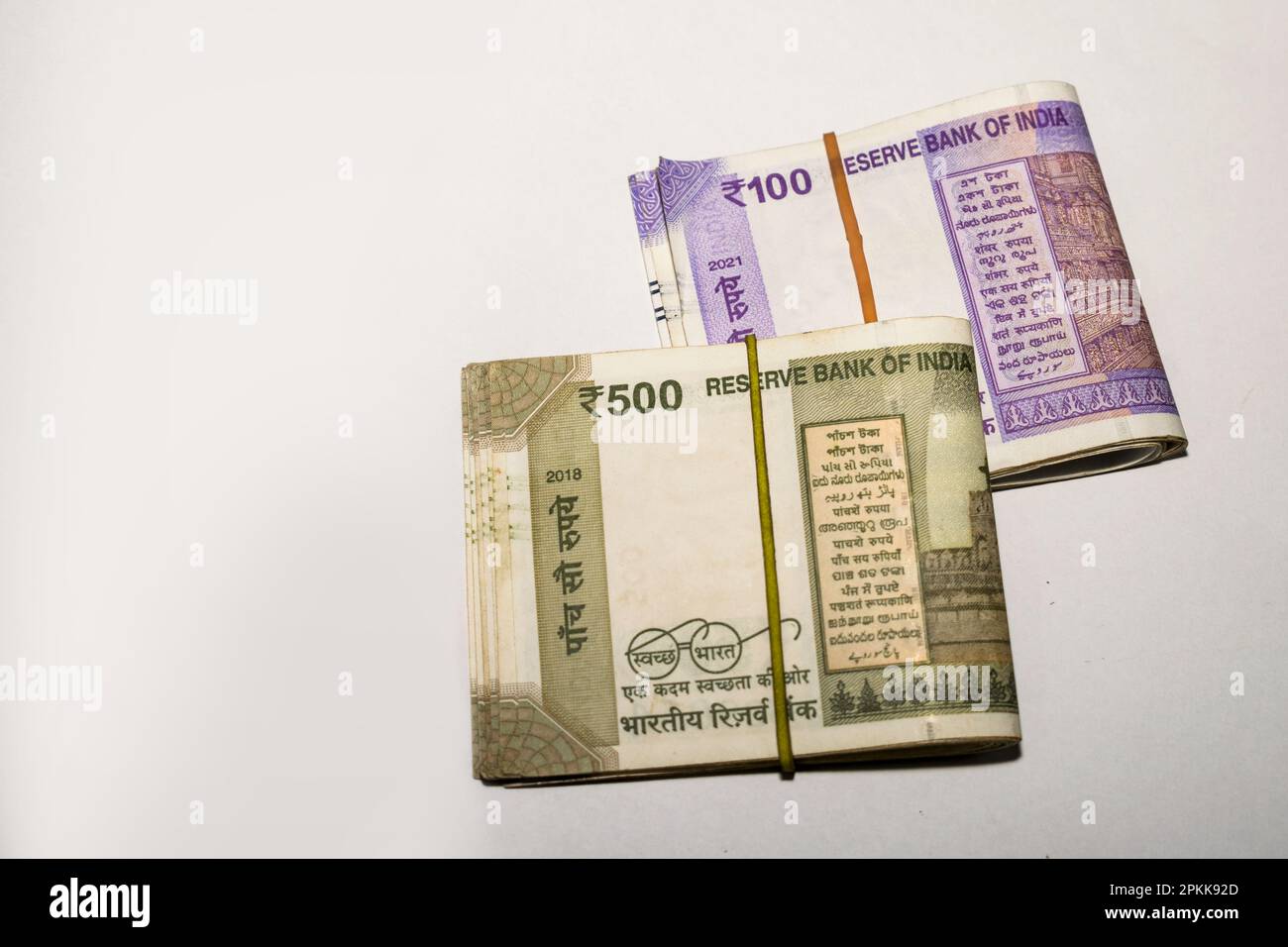 Indian currency bundle 100 rupees hi-res stock photography and images ...