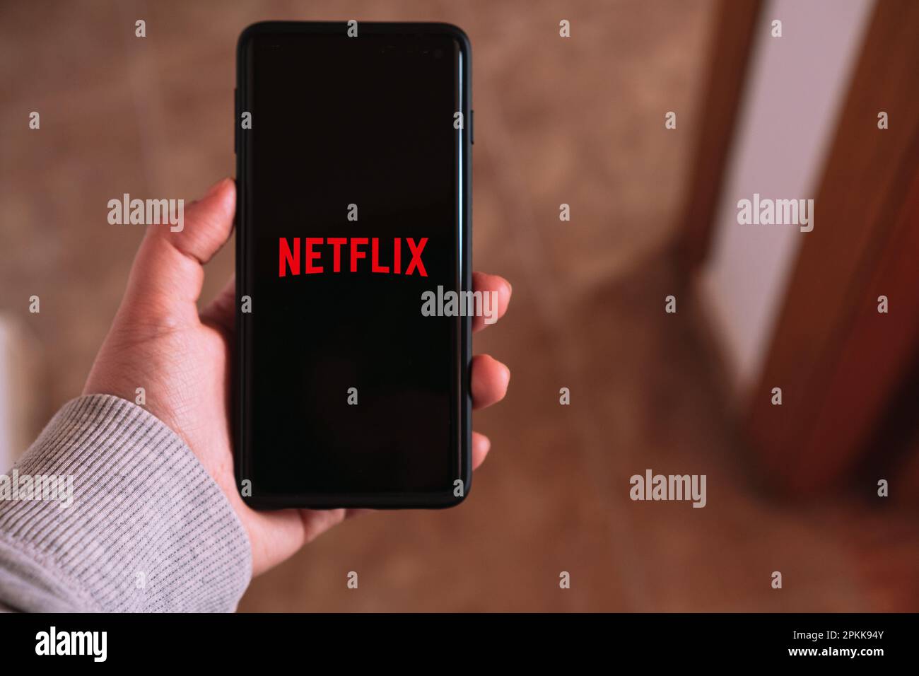 Netflix logo on smartphone desk hi-res stock photography and images - Alamy