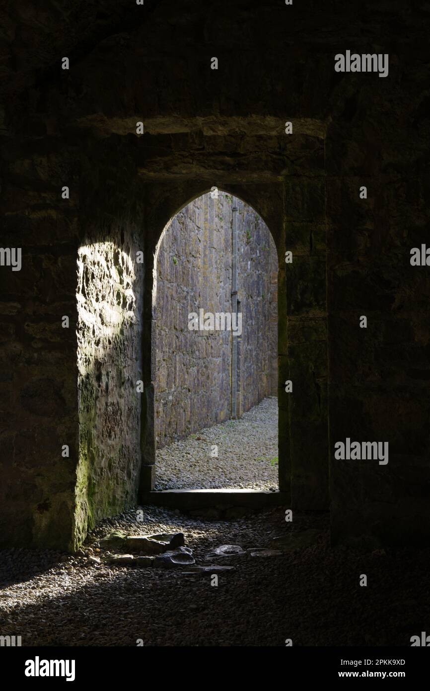 Light falling through arch hi-res stock photography and images - Alamy