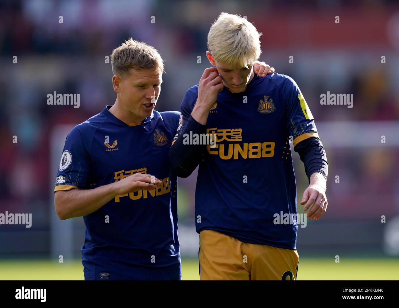 Newcastle United's Matt Ritchie speaks with team mate Anthony Gordon ...