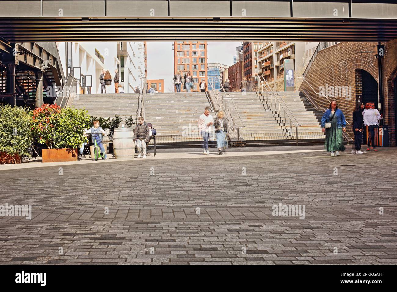 Kings cross canal sitting hi-res stock photography and images - Alamy
