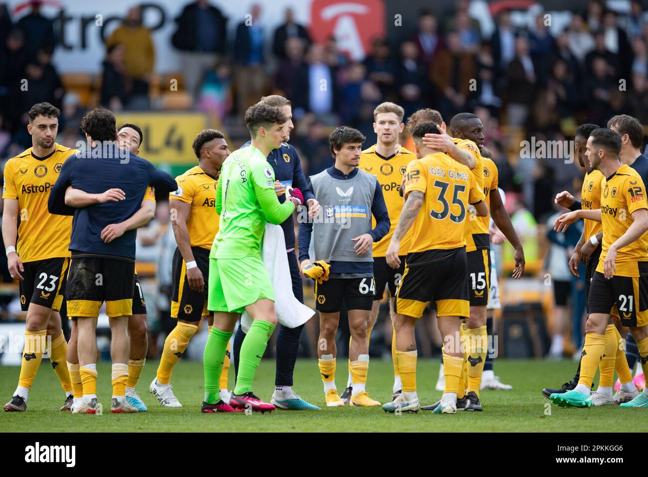 Wolverhampton wanderers players celebrate hi-res stock photography and ...
