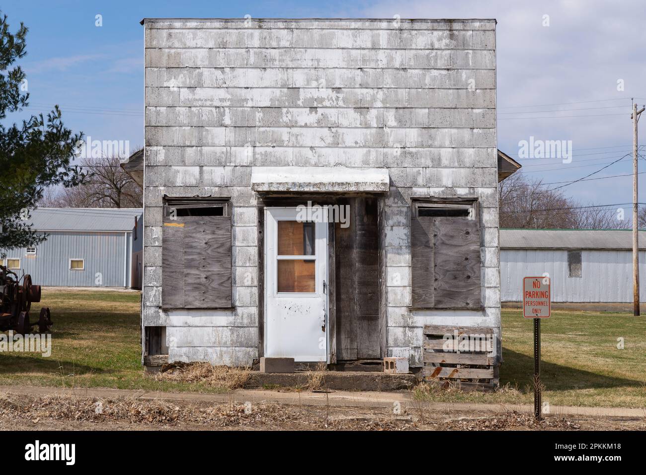 Old boarded up building in Midwest town Stock Photo - Alamy