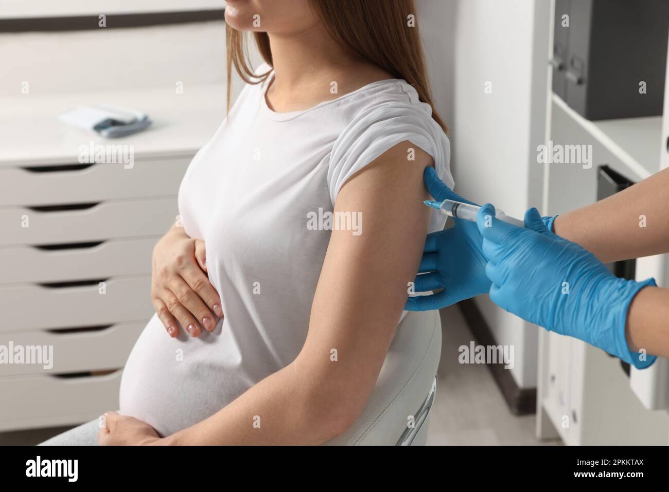 Doctor giving injection to pregnant woman in hospital, closeup Stock ...