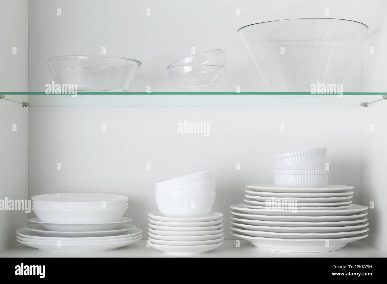 Shelves plates dishes hi-res stock photography and images - Alamy