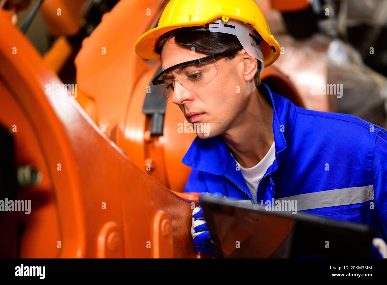 Engineer fixing robotic arm hi-res stock photography and images - Alamy