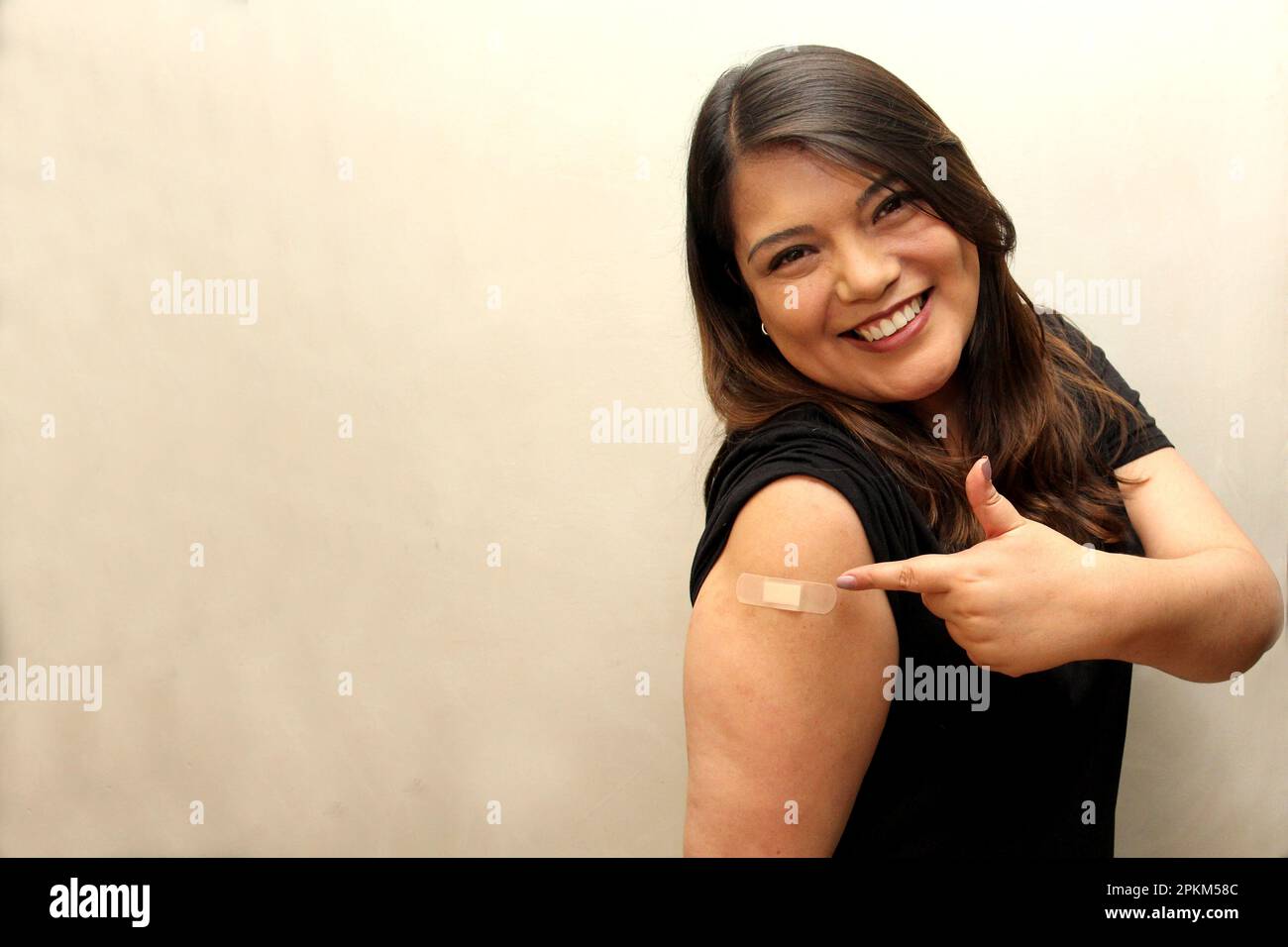 40-year-old Latin woman happy and scared with the Covid-19 vaccine shot ...