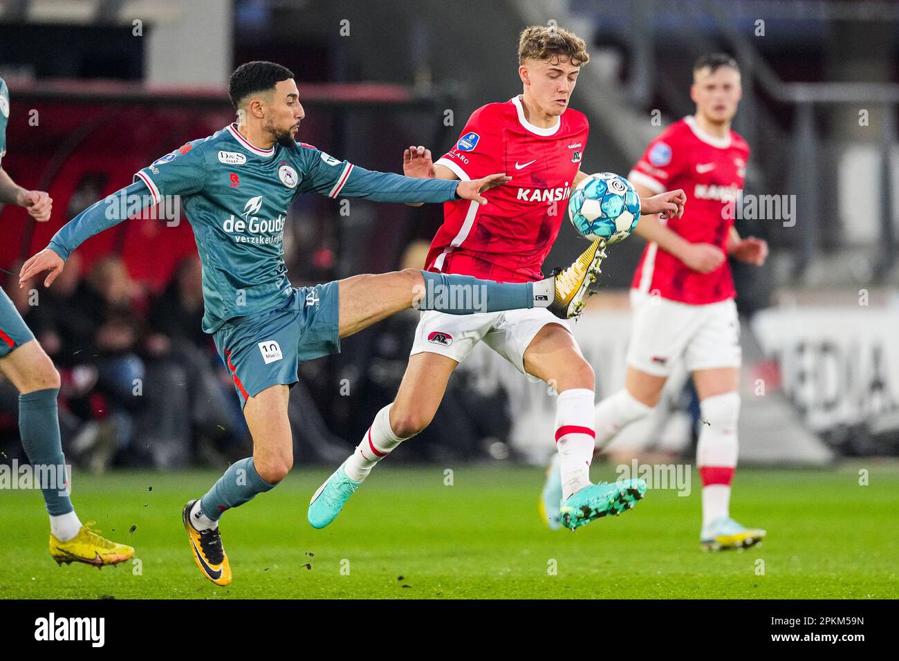 ALKMAAR - (lr) Younes Namli of Sparta Rotterdam, Sven Mijnans of AZ Alkmaar during the Dutch ...