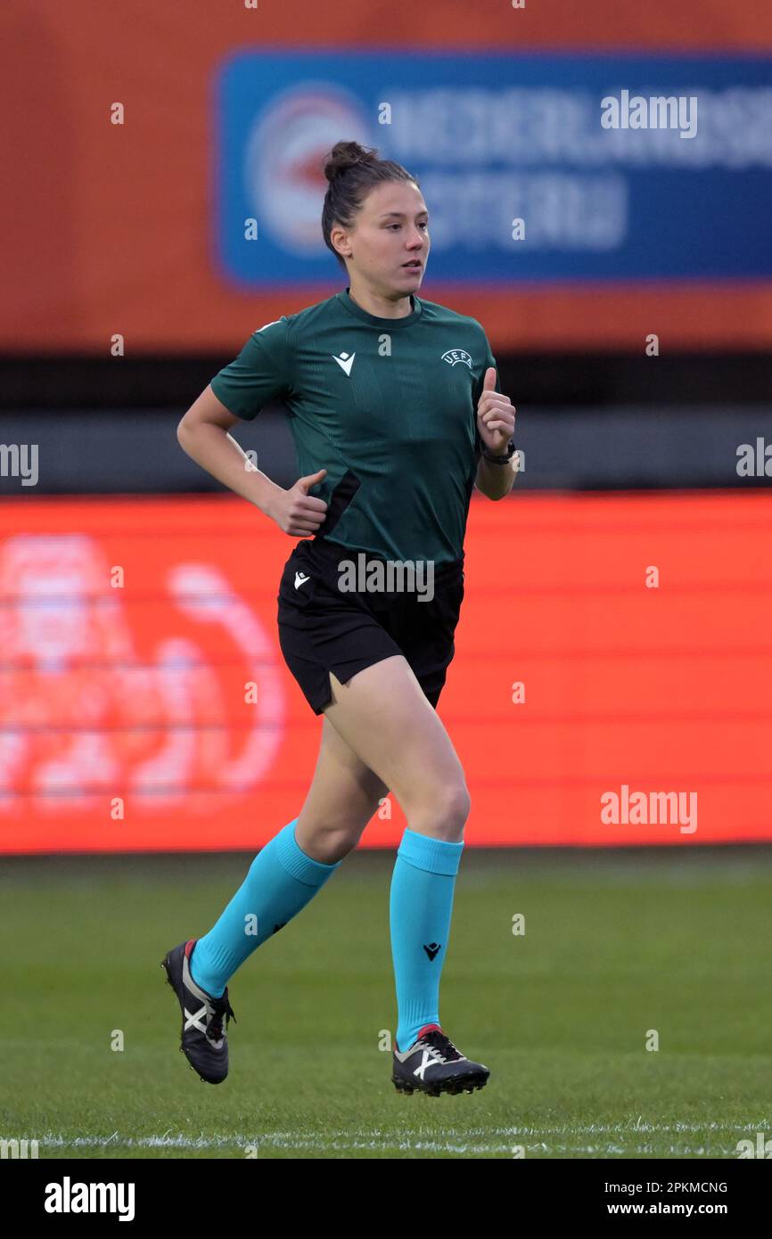 SITTARD - referee Olatz Rivera Olmero during the women's friendly match ...