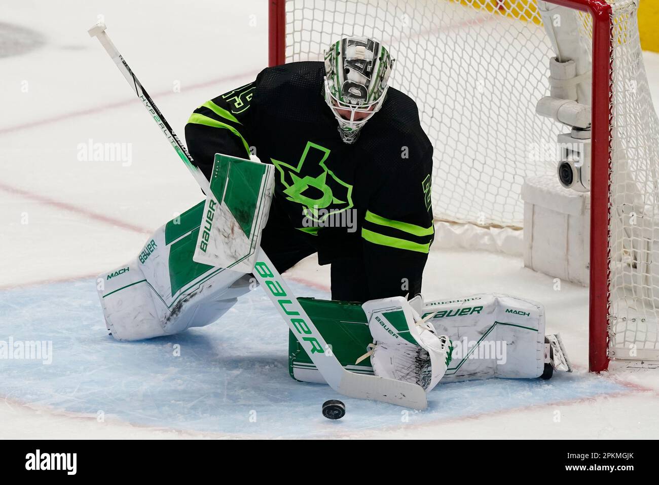 Dallas Stars goaltender Jake Oettinger (29) defends the goal during the ...
