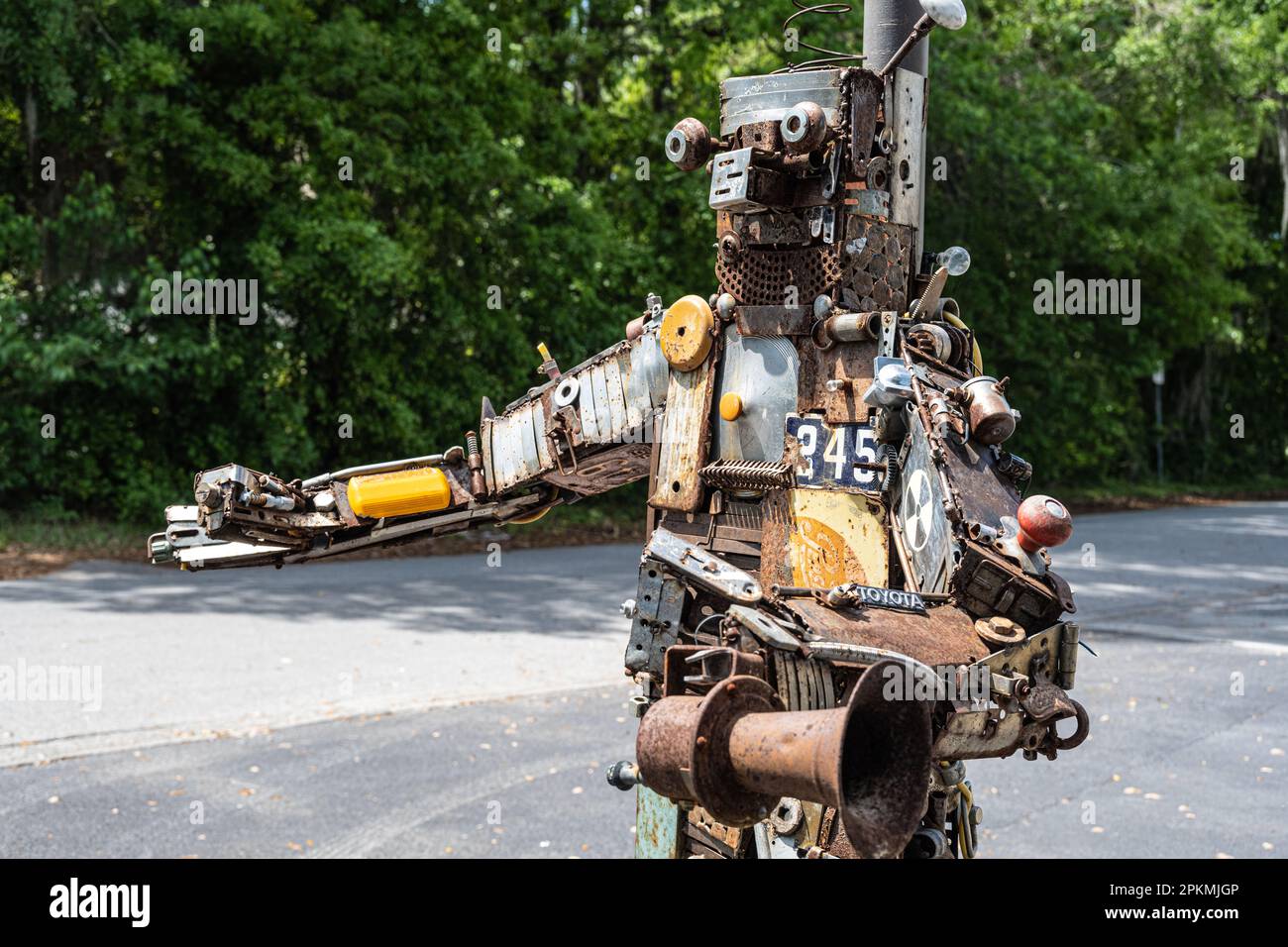 Unique junk metal robot sculpture at Sandfly Market Place Antiques in Savannah, Georgia. (USA ...