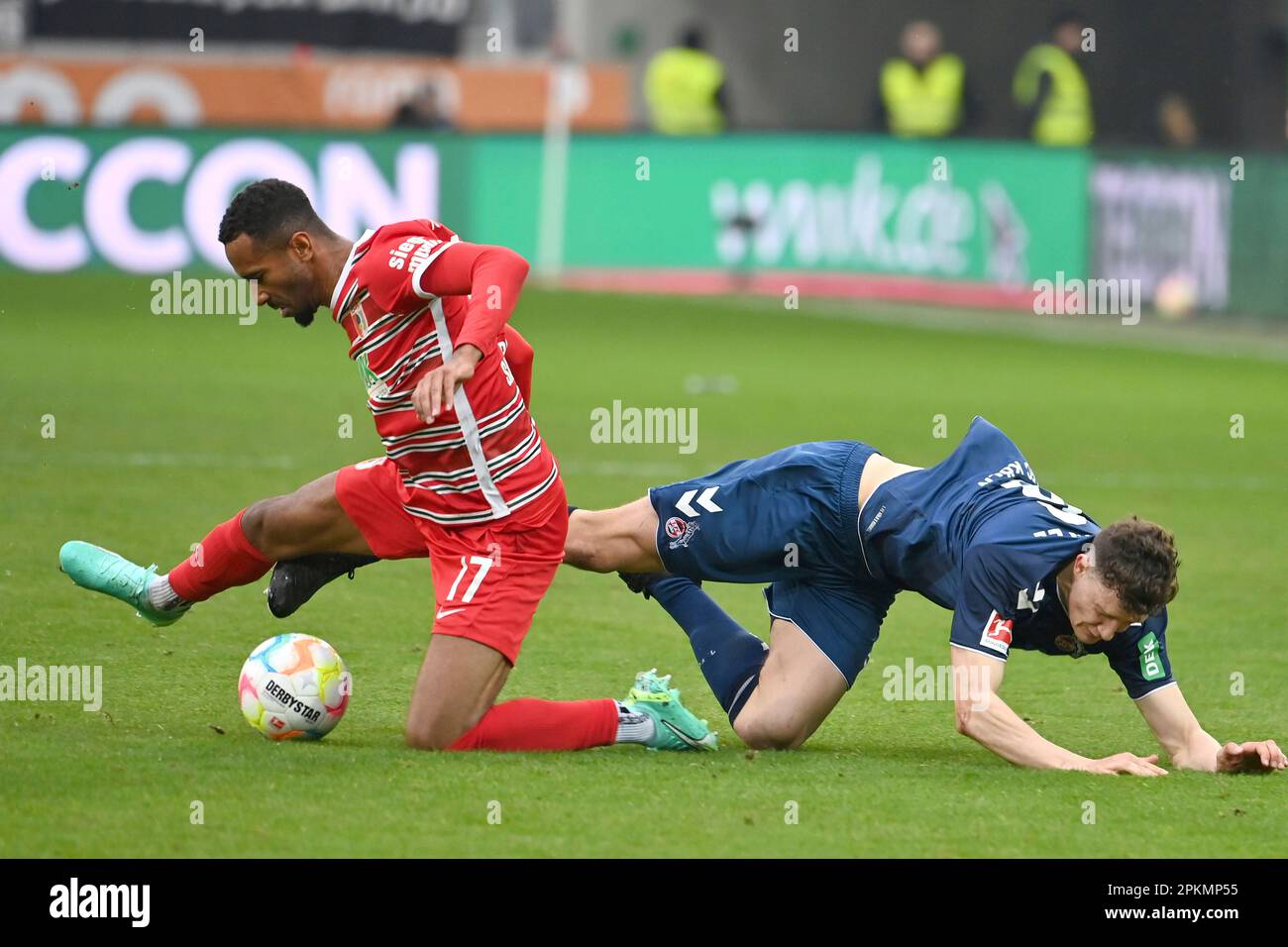 Noah Joel SARENREN BAZEE (FC Augsburg), action, duels versus Eric ...