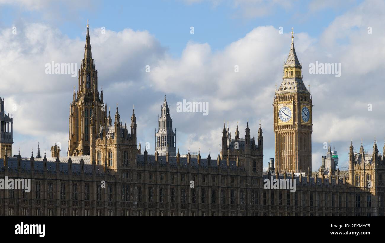 Elizabeth Tower housing Big Ben rising above Palace of Westminster in ...