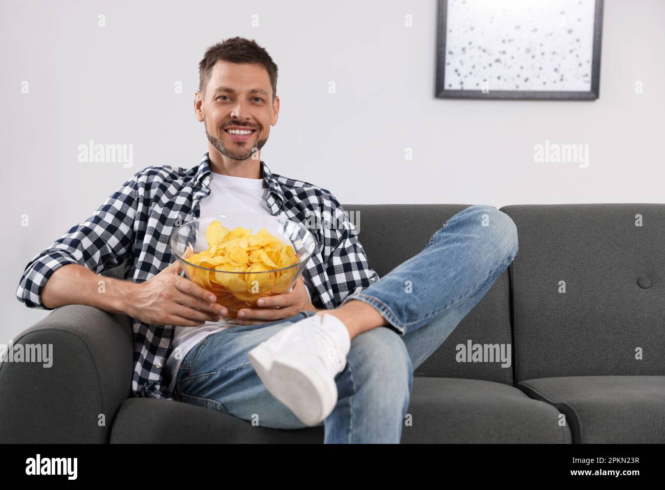 Man eating potato chips hi-res stock photography and images - Alamy