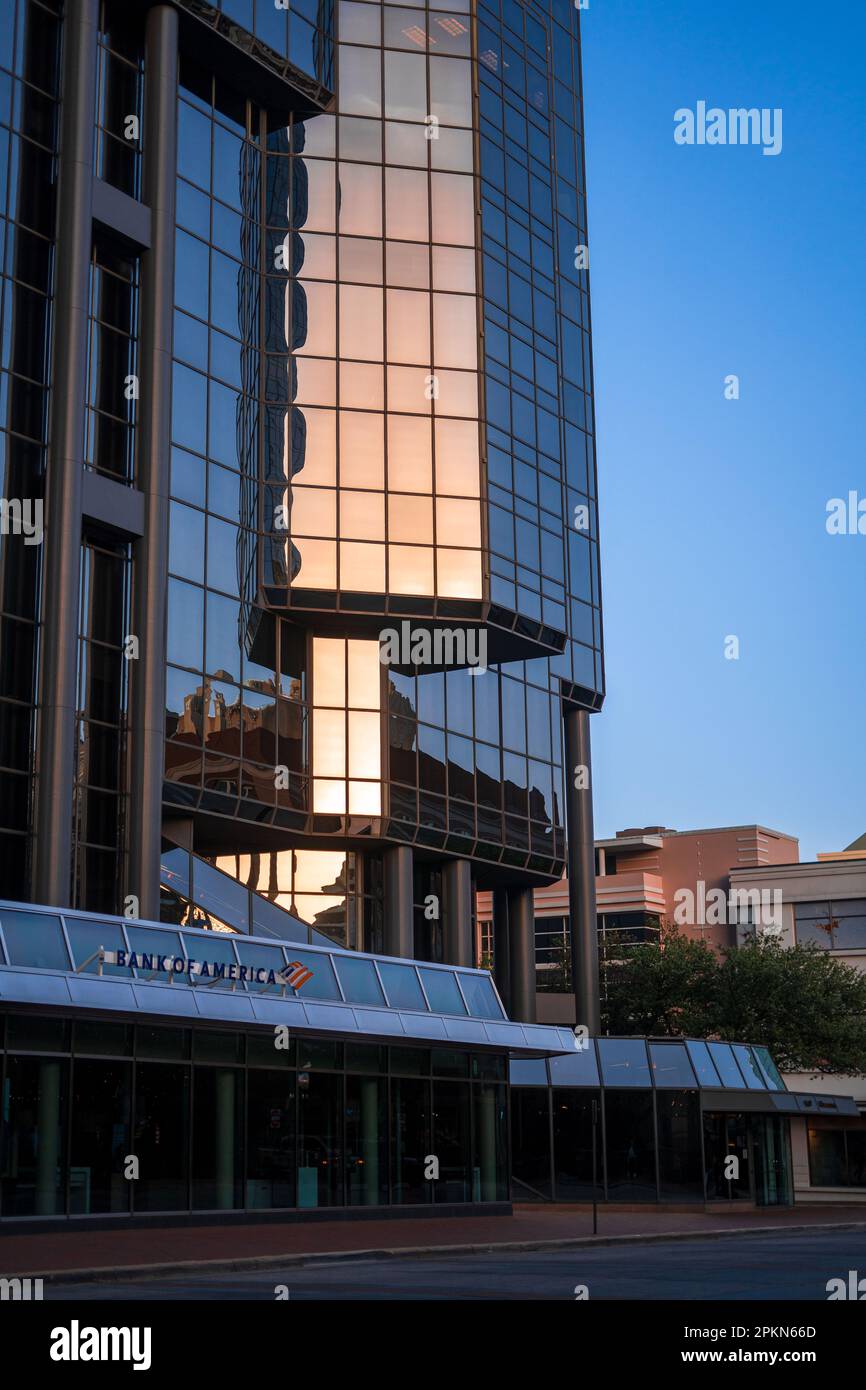 The Bank of America Tower is a modern skyscraper located in the heart ...