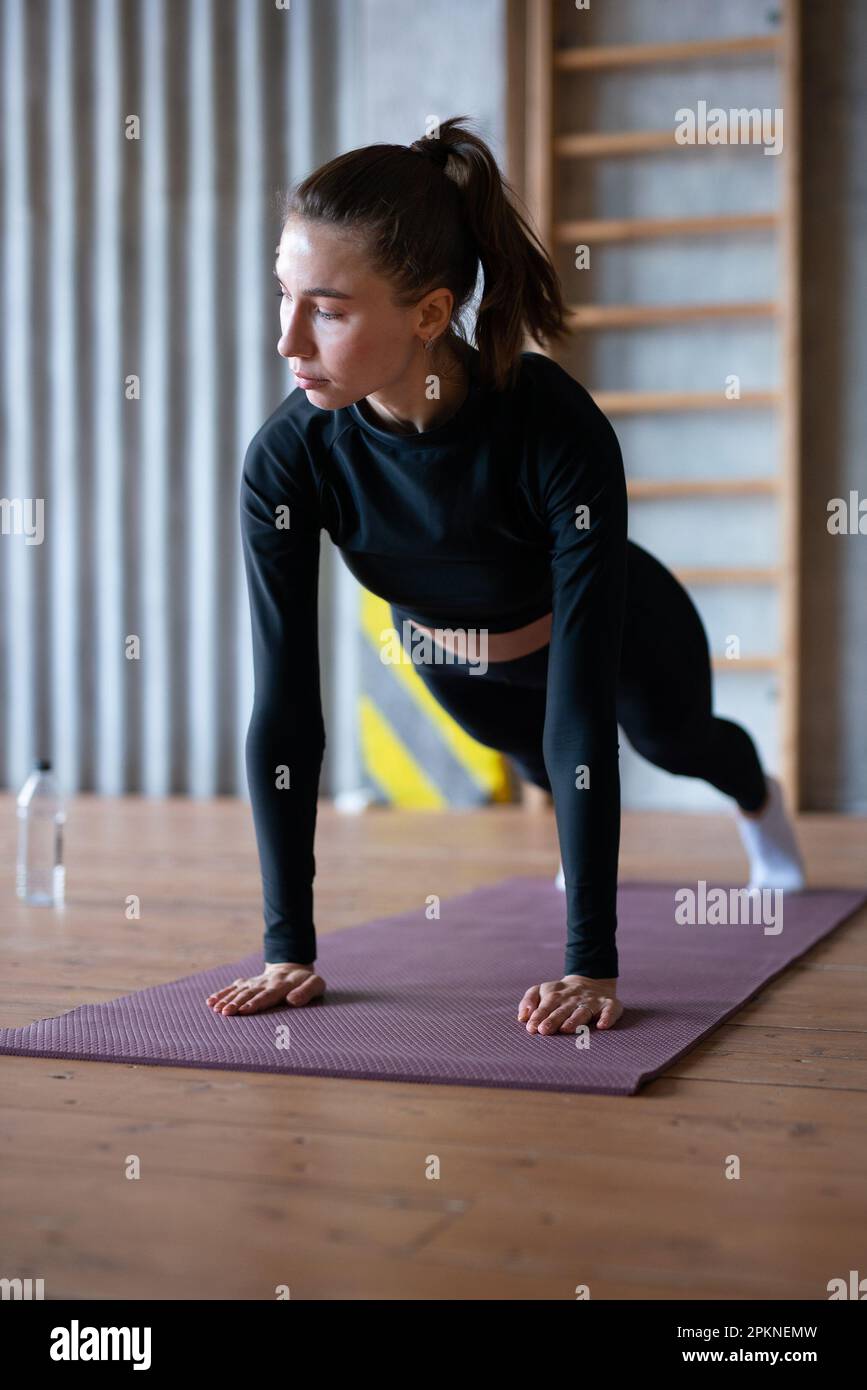 Fit woman doing full plank exercise works on abdominal muscles Stock ...