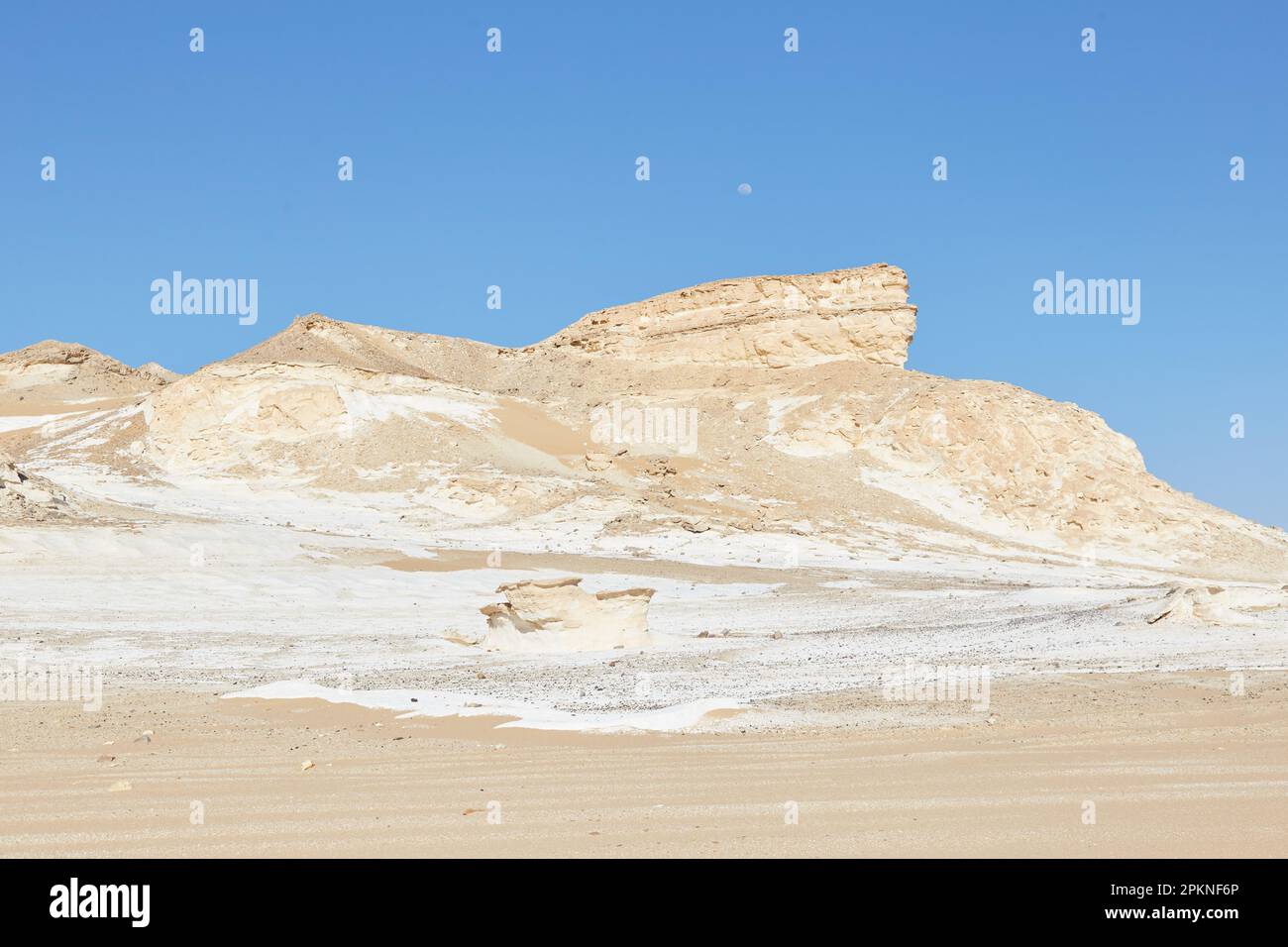 The Otherworldly White Desert Near Egypt's Bahariya Oasis Stock Photo - Alamy