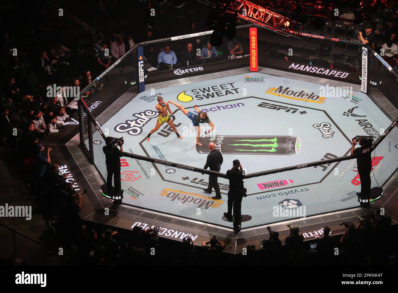 L r michelle waterson gomez and luana pinheiro hi-res stock photography ...